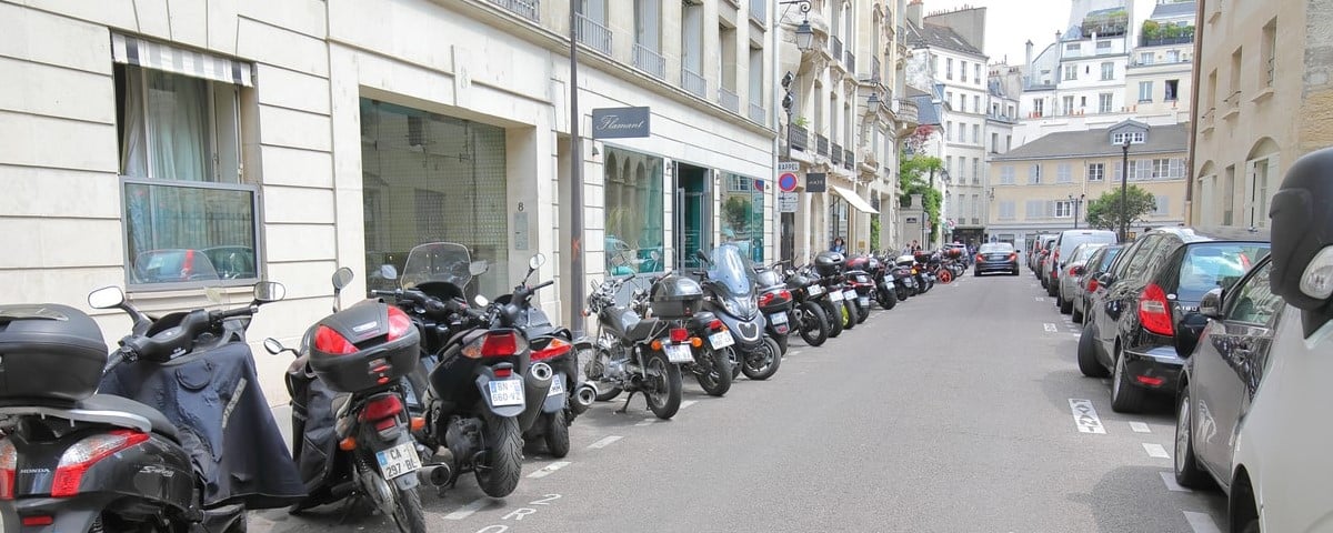 Le stationnement payant pour les deux-roues thermiques, une aubaine ...